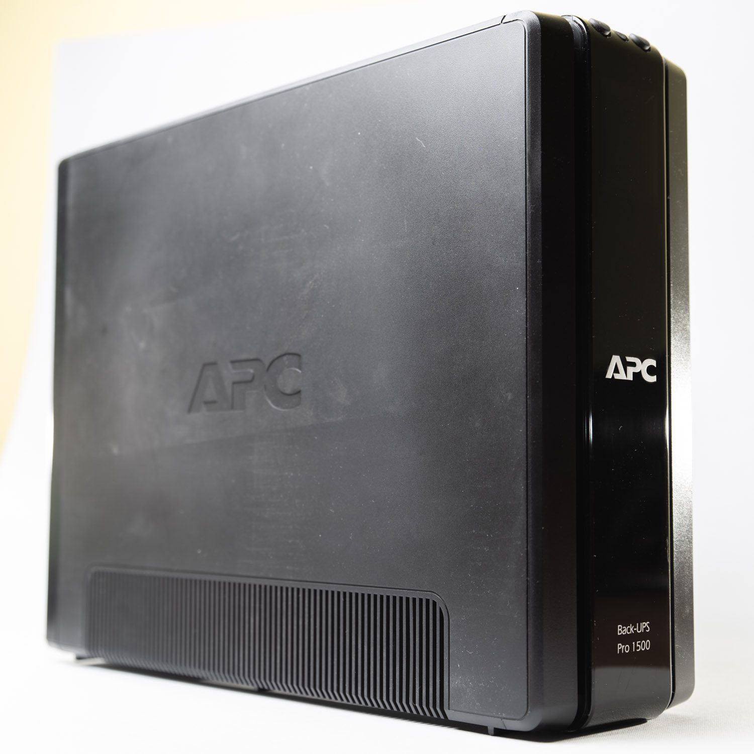 Ochroń swoje urządzenia z zasilaczami awaryjnymi APC – Geex