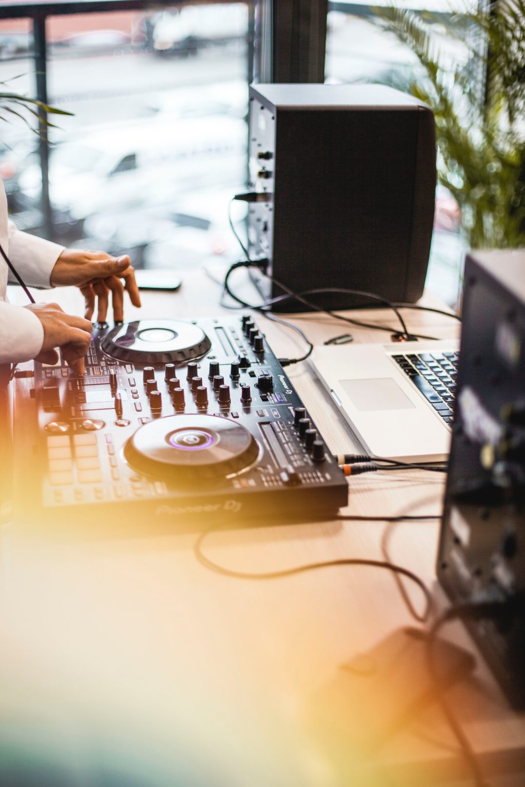 Jak zostać DJ-em? Poradnik dla początkujących – Geex