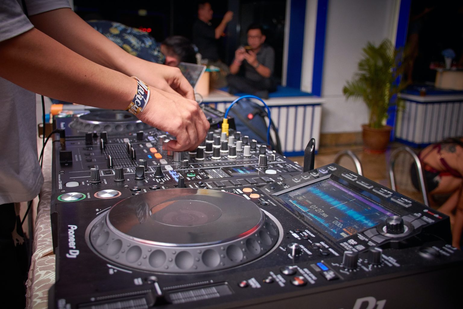 Jak zostać DJ-em? Poradnik dla początkujących – Geex